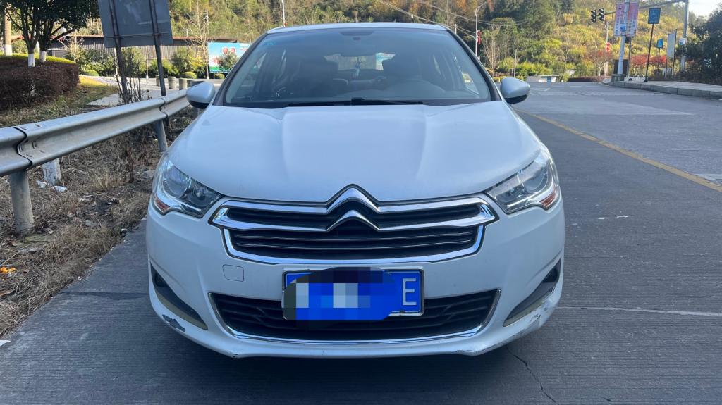 出售：一手车。14年雪铁龙C4L。自动挡，一健启动，天窗。真皮座椅，1.6宝马发动机。当时落地18万，车况精品，换了一条后门，没有事故，内饰干净，动力没一点问题，底盘也还好，高速非常好开，只要 ...