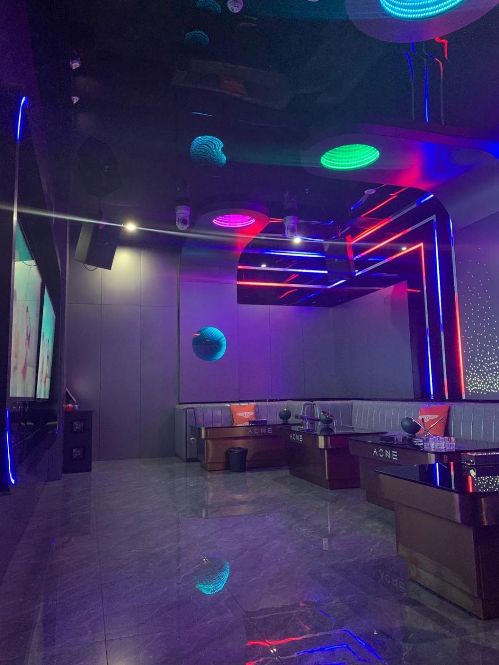 招聘：A ONE俱乐部招聘前台咨客:底薪3200+全勤300+提成服务员:底薪3200+全勤300+提成以上岗位月休3天年龄限制18～25周岁 ...